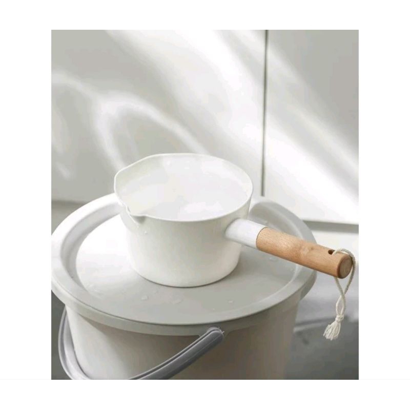 Jual Gayung mandi putih tangkai kayu | Shopee Indonesia