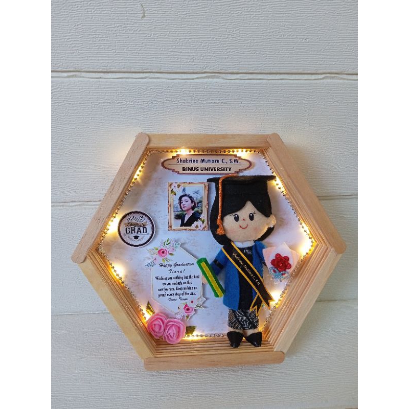 Jual Hexa Stik Frame Wisuda | Boneka Wisuda Stik | Hampers Wisuda ...
