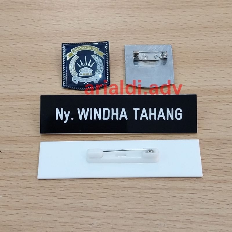 Jual satu set papan nama & pin BHAYANGKARI name tag bhayangkari peniti ...