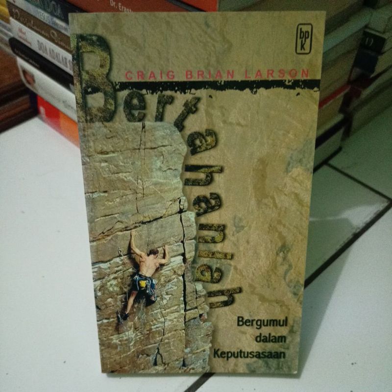 Jual Buku Kristen bertahanlah bergumul dalam keputusasaan by Craig ...