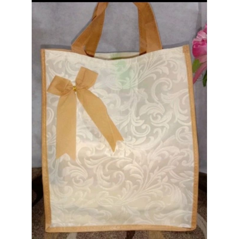Jual 1 lusin (12pcs) embos motif pita UK 22x22xtinggi30/tas spunbon murah/ tas hajatan murah/tas ...