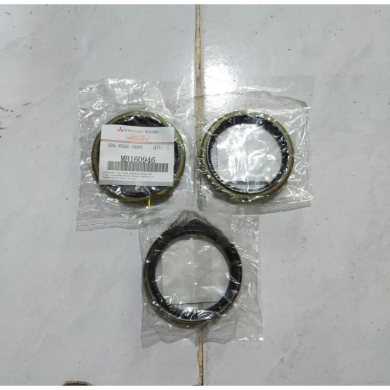 Jual seal roda depan front wheel mitsubishi L200 strada MB160946 ...