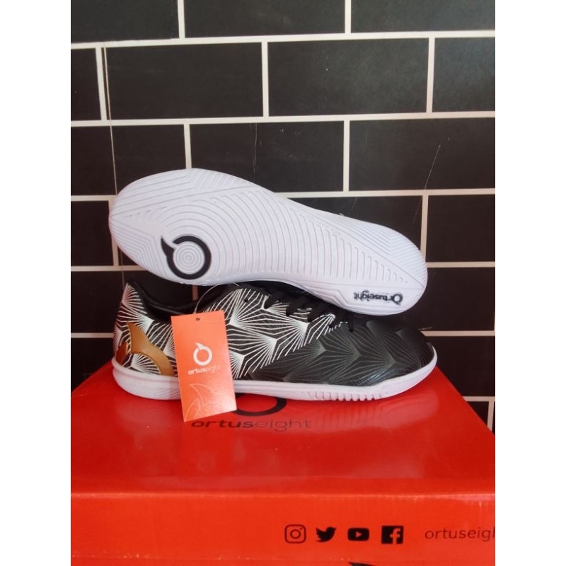 Jual Sepatu Futsal Ortuseight Neutron in 100% Original | Shopee Indonesia