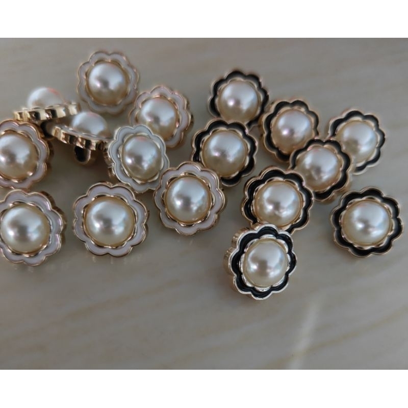 Jual Kancing mutiara Mewah bunga list putih hitam Ukuran 15 mm 25 pcs ...