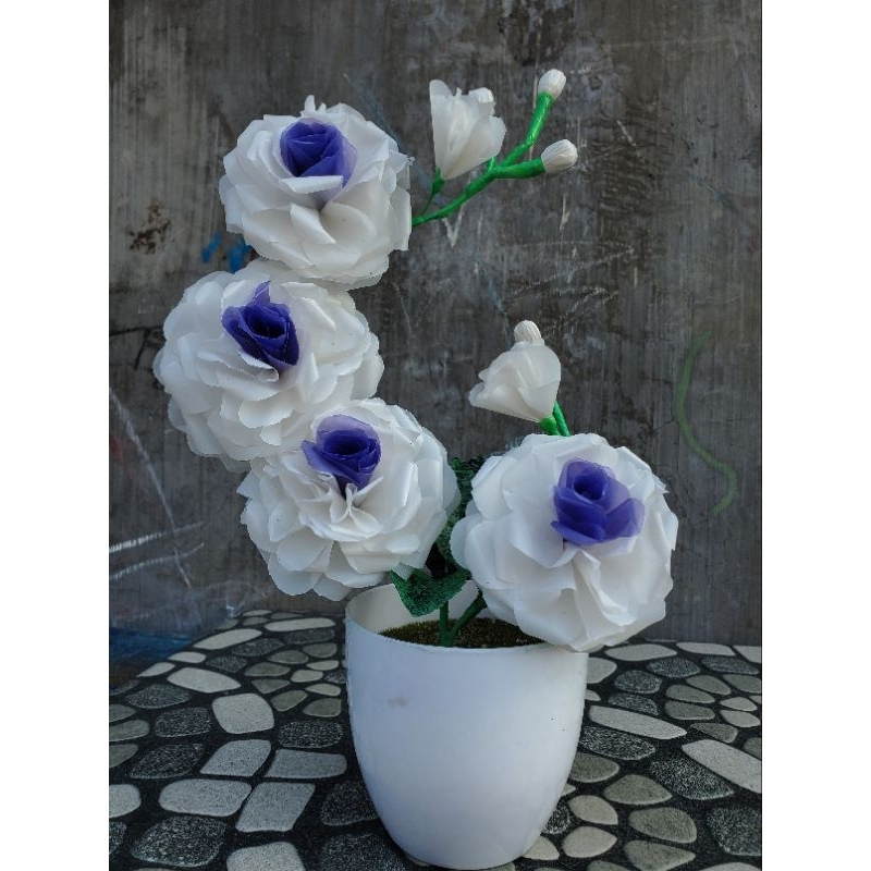Jual bunga dari plastik kresek/bunga mawar kresek/kerajinan dari ...