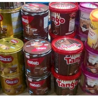 Jual biskuit kaleng/kue lebaran/nabati kaleng/waffer tango/hock Guan ...