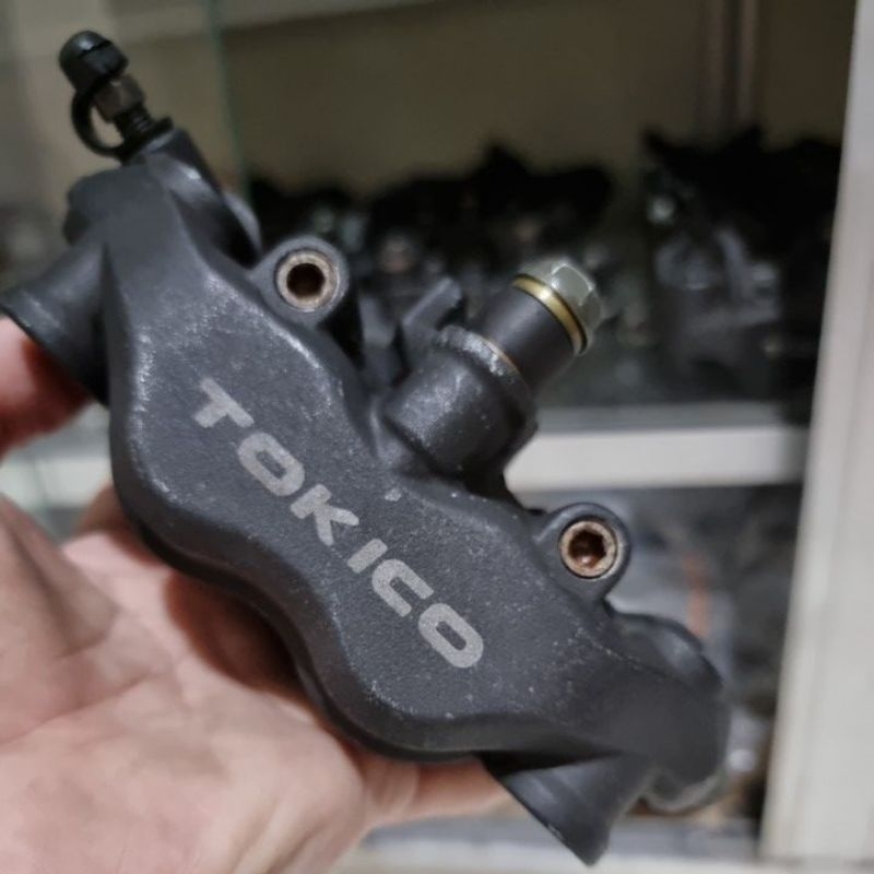 Jual kaliper depan KIRI Honda CBR 600 1000 merk TOKICO type radial pitch 108 mm 4 piston ...