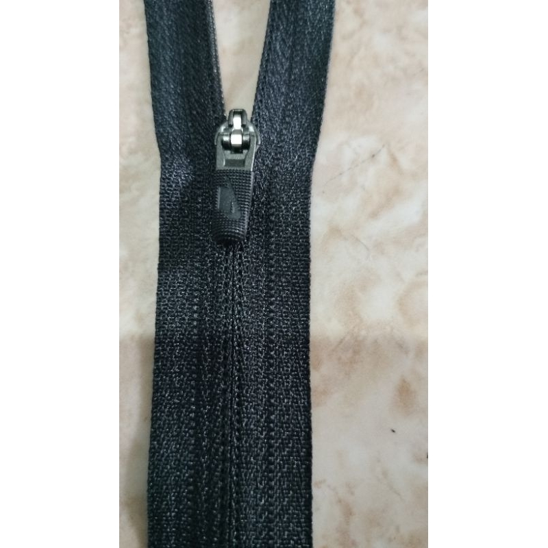 Jual zipper /resleting no 3 hitam ykk pjg 18cm 20 cm dan 24cm | Shopee ...