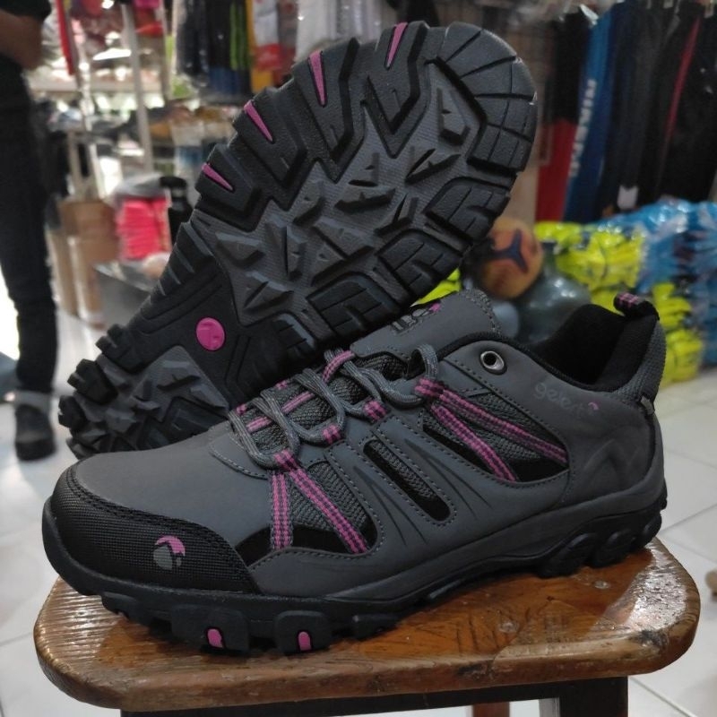 Jual sepatu gunung tracking original | Shopee Indonesia