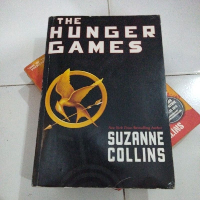 Jual Novel The Hunger Games Catching Fire Mockingjay Suzanne Collins ...