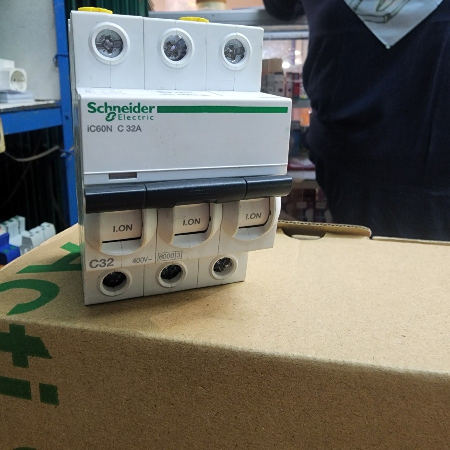Jual MCB SCHNEIDER IC60N 3P 32A 3phase 6kA A9F74332 MINIATUR CIRCUIT BREAKER 3Pole 3 Phase 3 P ...