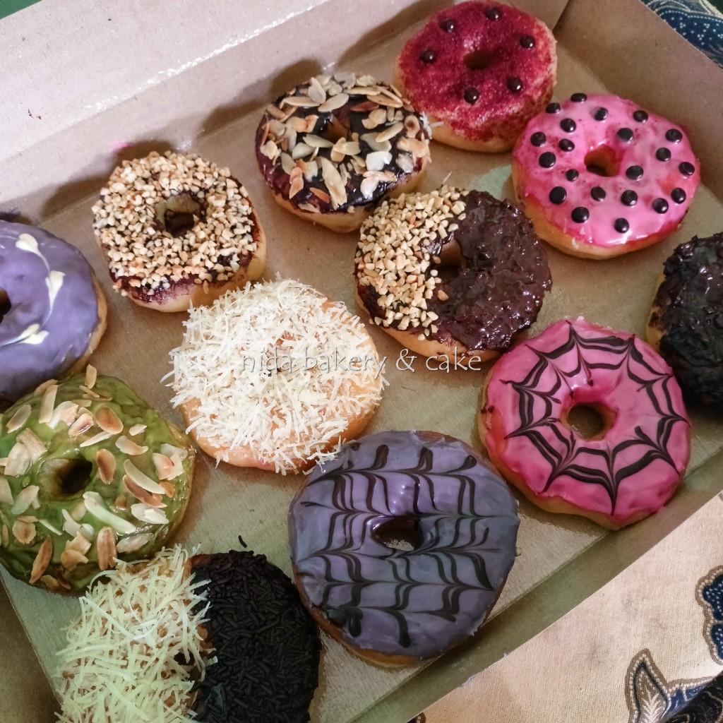 Jual Donat Lembut Mix Toping ukuran besar 1 lusin (12 pcs ) | Shopee ...