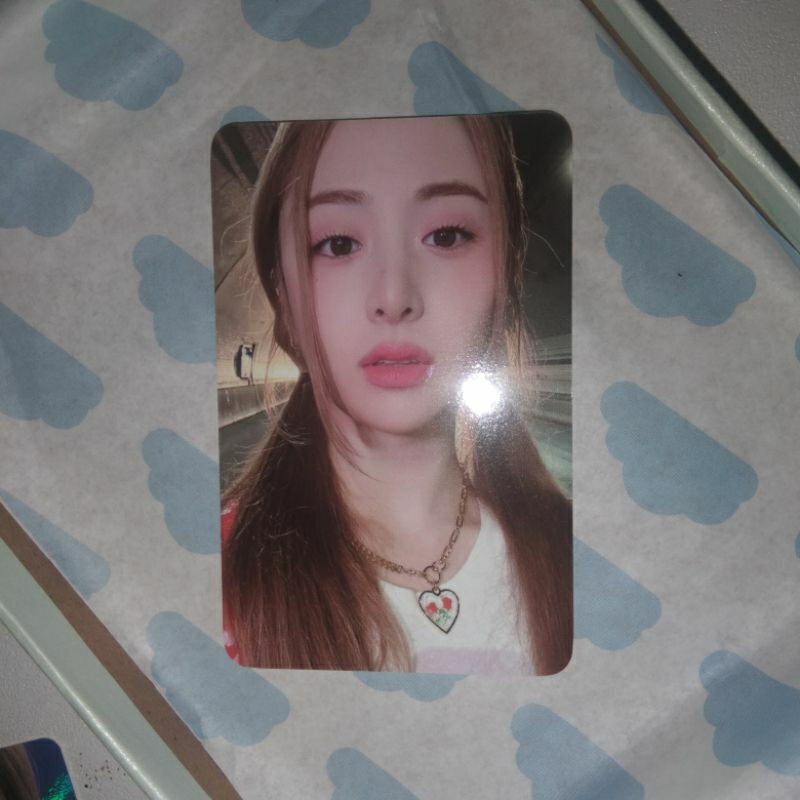 Jual photocard pc le sserafim lesserafim yunjin. | Shopee Indonesia