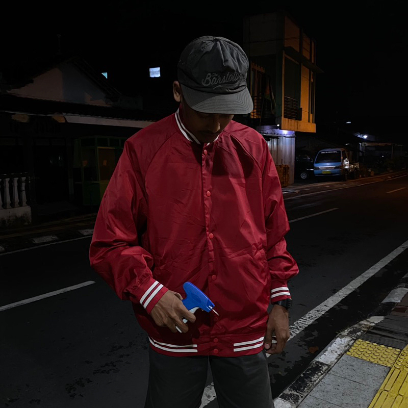 Jual Varsity bomber jacket global uniqlo - Warna merah | Shopee Indonesia