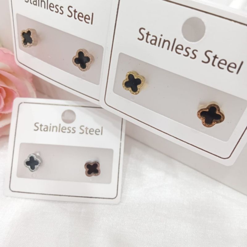Jual anting tindik tusuk titanium clover hitam kecil 0,6cm | Shopee ...