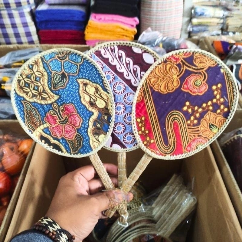 Jual KIPAS TANGAN ANYAMAN PANDAN MOTIF BATIK BULAT KIPAS TANGAN LUCU ...