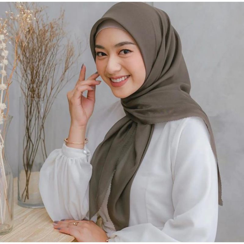 Jual Riskha hijab Paris premium segi empat voal anti letoy | Shopee Indonesia