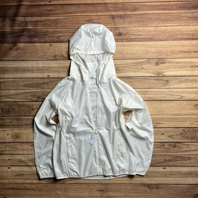 Jual UNIQLO LIGHTWEIGHT RUNNING JACKET | Shopee Indonesia