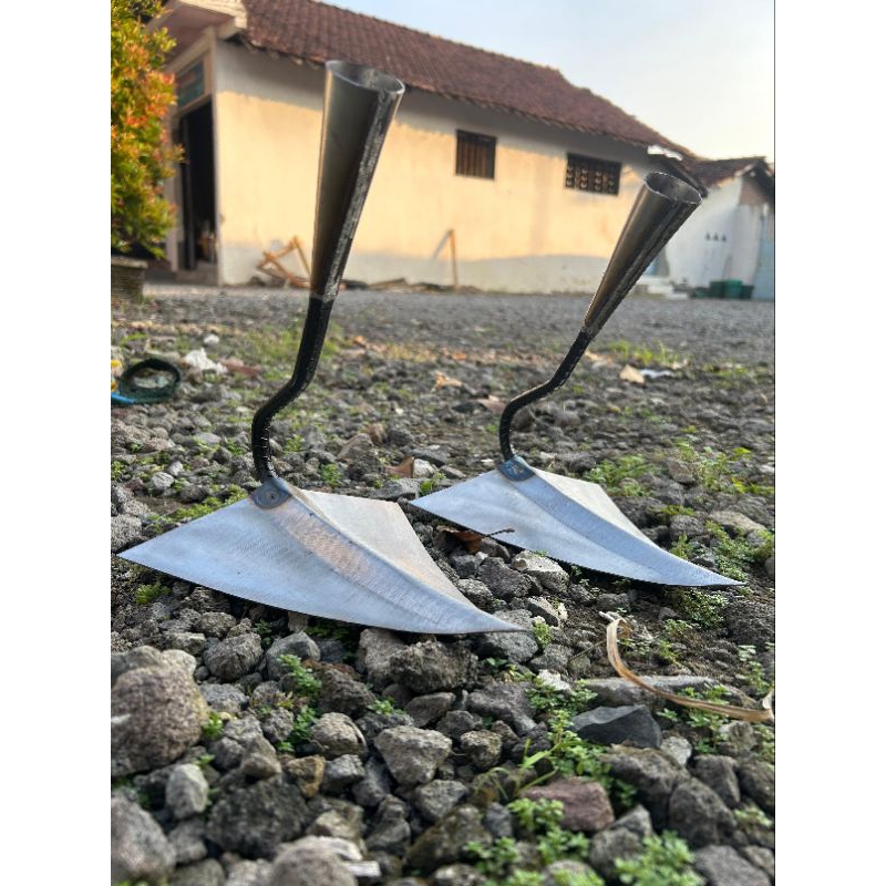 Jual cangkul taman tip segitiga besar bahan baja | Shopee Indonesia