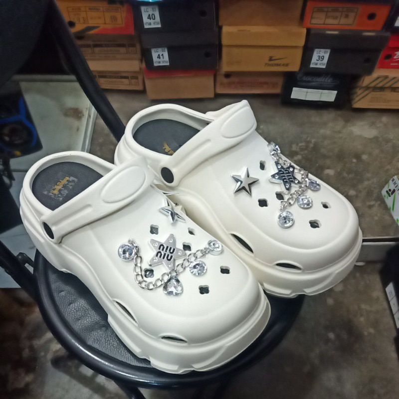 Jual Sendal Crocs Cewe import Model Terbaru Warna Putih | Shopee Indonesia