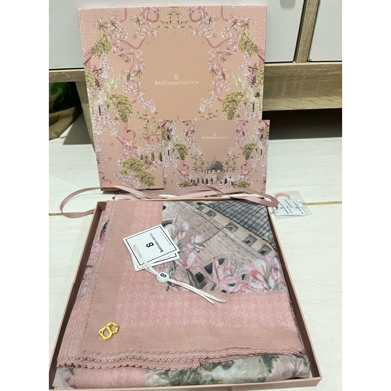 Jual PRELOVED JILBAB BUTTONSCARVES VOILE | Shopee Indonesia