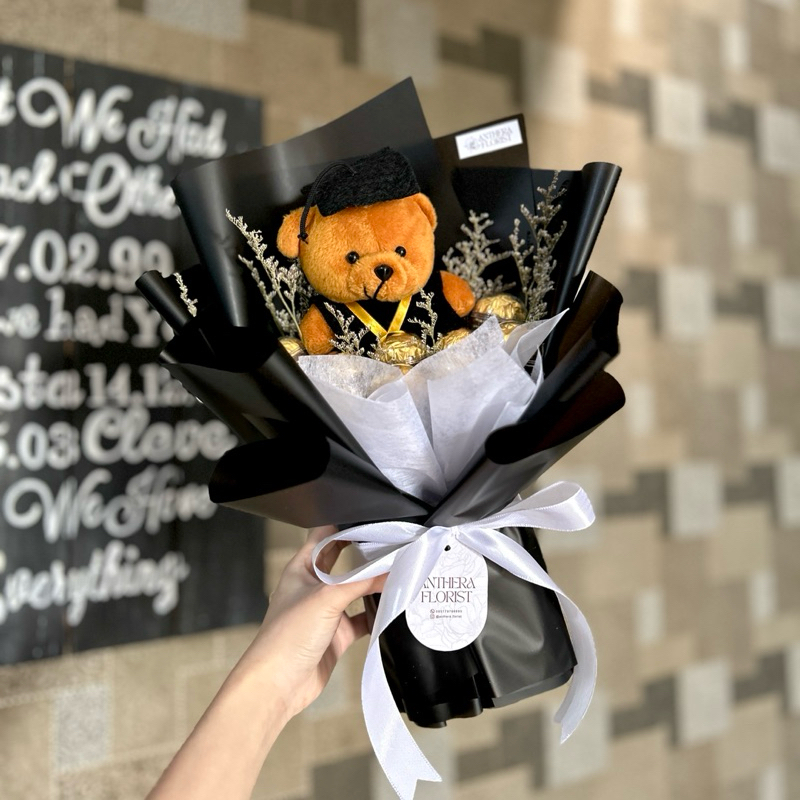 Jual Buket Wisuda Coklat Ferrero Rocher dengan Beruang Wisuda & Bunga ...