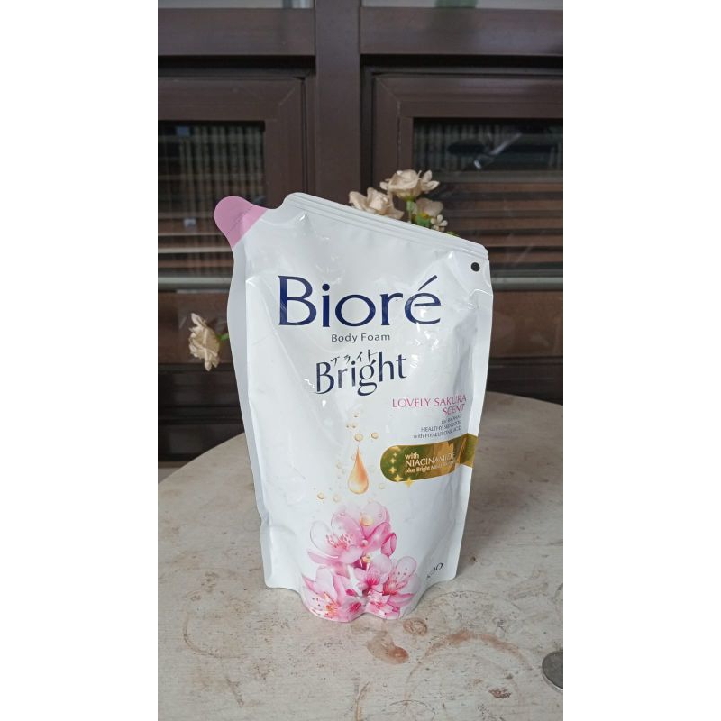 Jual Biore body foam/ sabun mandi cair biore white scrub./ glowing soft ...