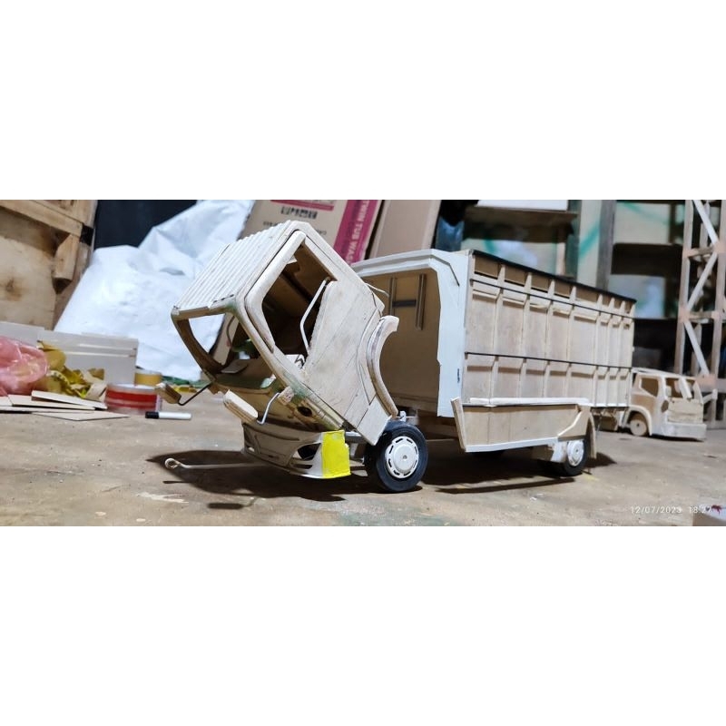 Jual MINIATUR TRUK OLENG GIGA SKALA 12 SPEK MBOIS MENTAHAN BAN SPON ...