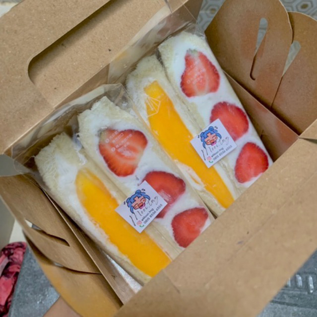 Jual fruit sando / fruit sandwich anggur, mangga, strawberry mooi tng ...
