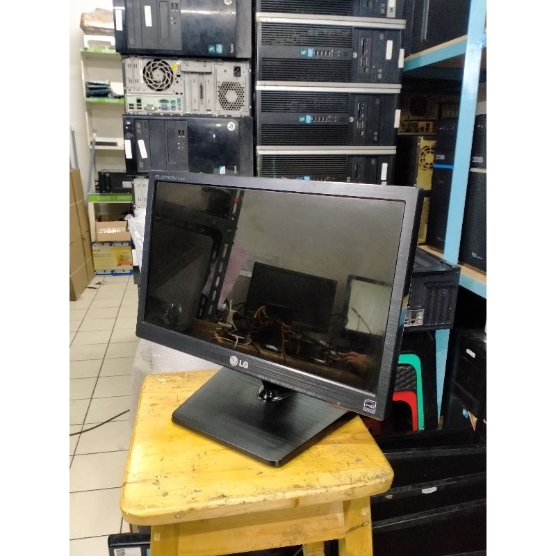 Jual MONITOR LED LG 16 INCI LENGKAP ADAPTOR KABEL VGA MULIS LIKE NEW ...