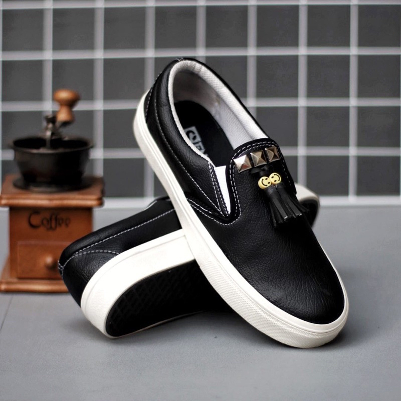 Jual sepatu pria sneakers kasual kerja kantor / sepatu slip on kasual ...