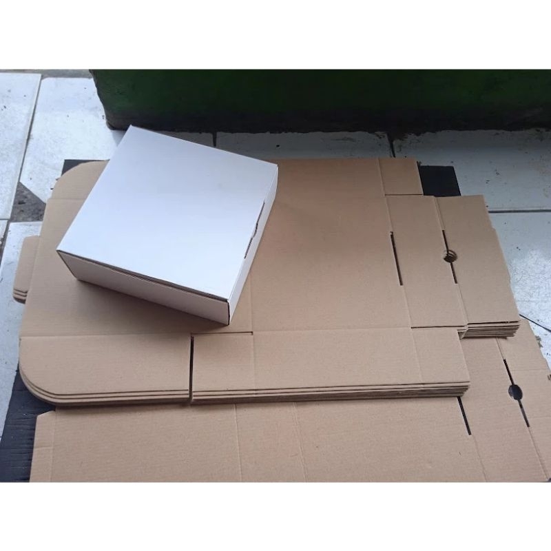 Jual Kardus box ukuran 20x20x10 cm / box die cut / box hampers / box ...