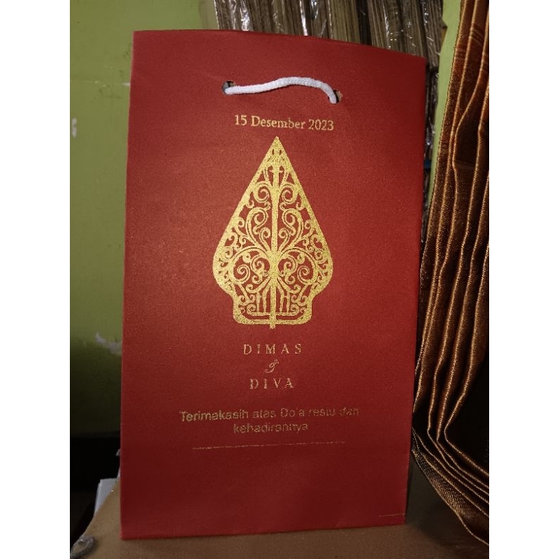 Jual Paperbag Wafer Merah Costum Sablon Gold | Shopee Indonesia