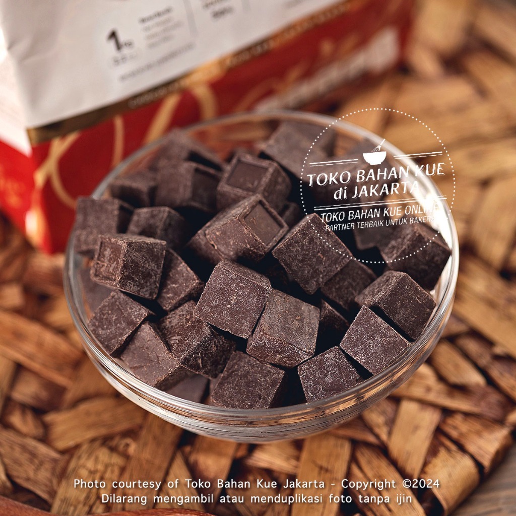 Jual Schoko Dark Chocolate Couverture CUBE 56% 250gr Baking Coklat ...