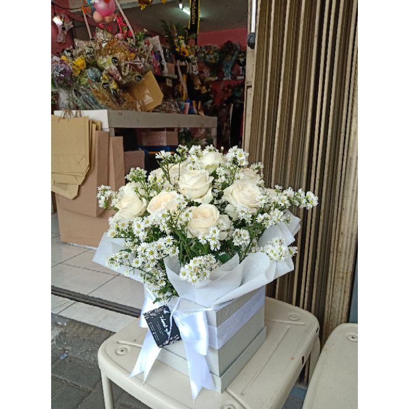 Jual bloom box mawar isi 12pcs ukuran kotak 17x17x15cm | Shopee Indonesia