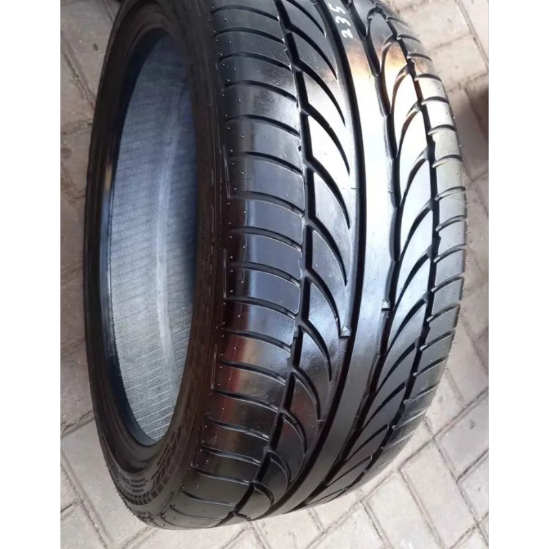 Jual Ban mobil ukuran 235/40 R18 tubles kondisi baik tahun muda ...