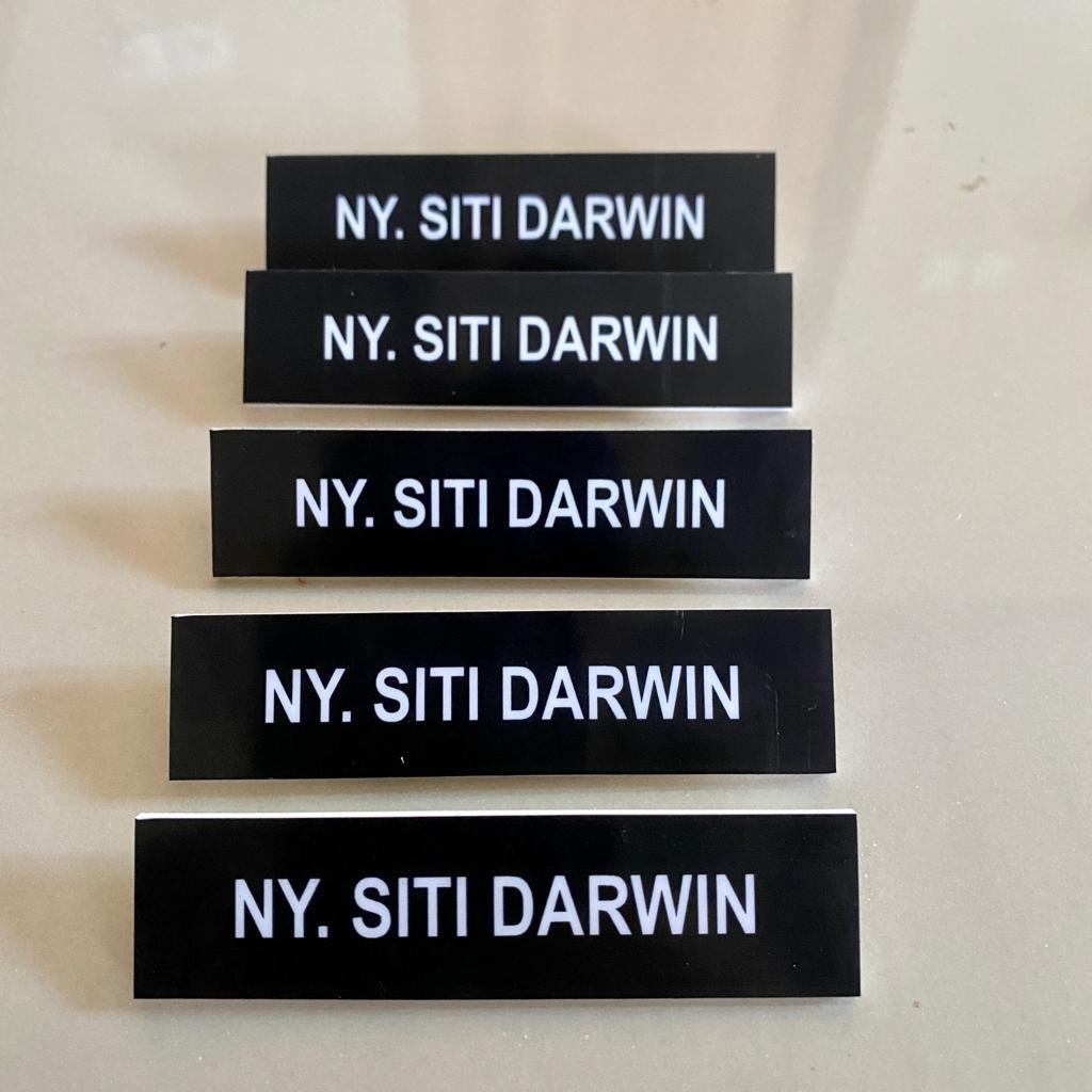 Jual PAPAN NAMA AKRILIK MENGGUNAKAN PENITI / NAME TAG / PIN / PIN NAMA ...