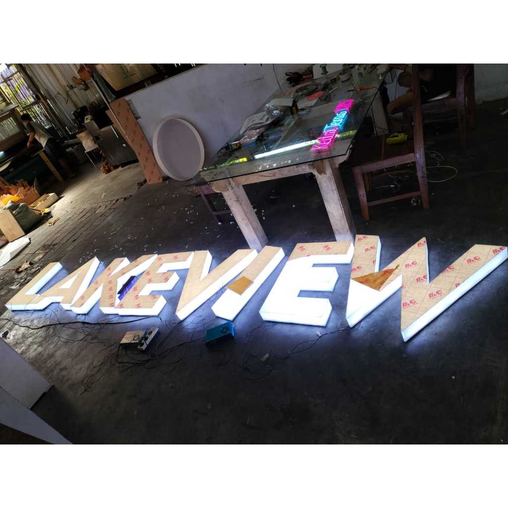 Jual Papan Nama Acrylic Timbul Mirror, BENING DAN WARNA Backdrop 3D ...