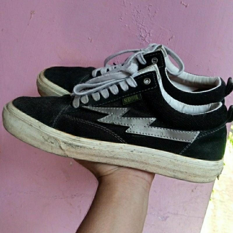 Jual sepatu word division | Shopee Indonesia