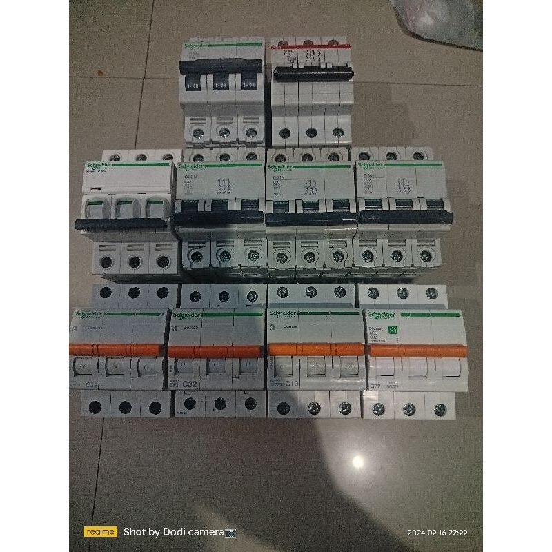Jual MCB Schneider 3 phase, jumlah sesuai gambar | Shopee Indonesia