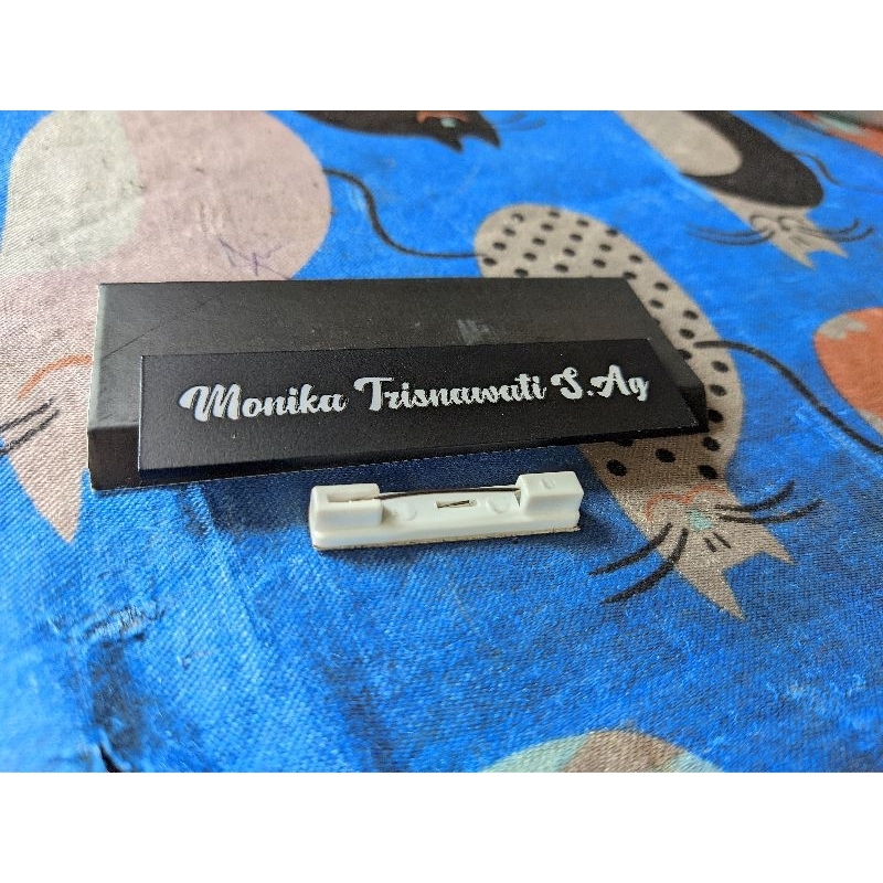 Jual name tag papan nama dasar hitam inset grafir ukir | Shopee Indonesia