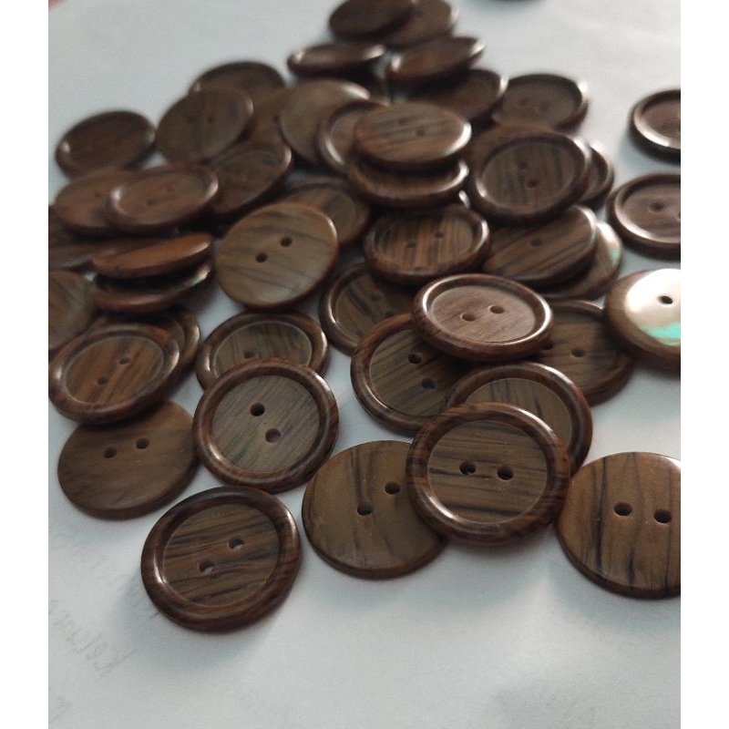 Jual (12 BIJI) Kancing Polyester coklat corak kayu impor ukuran 20 MM ...