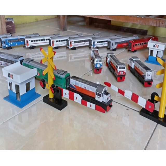 Jual MAINAN MINIATUR KERETA API INDONESIA LOKOMOTIF GERBONG KAI ...