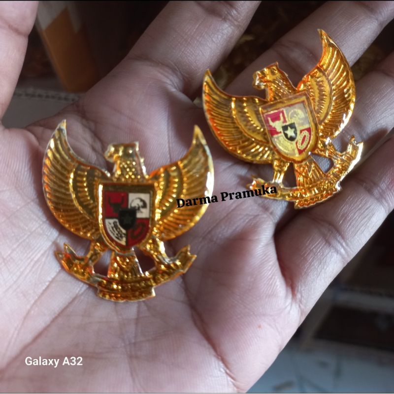 Jual Pin garuda pin peci paskibra kuningan 3,5cm lapis resin satuan ...