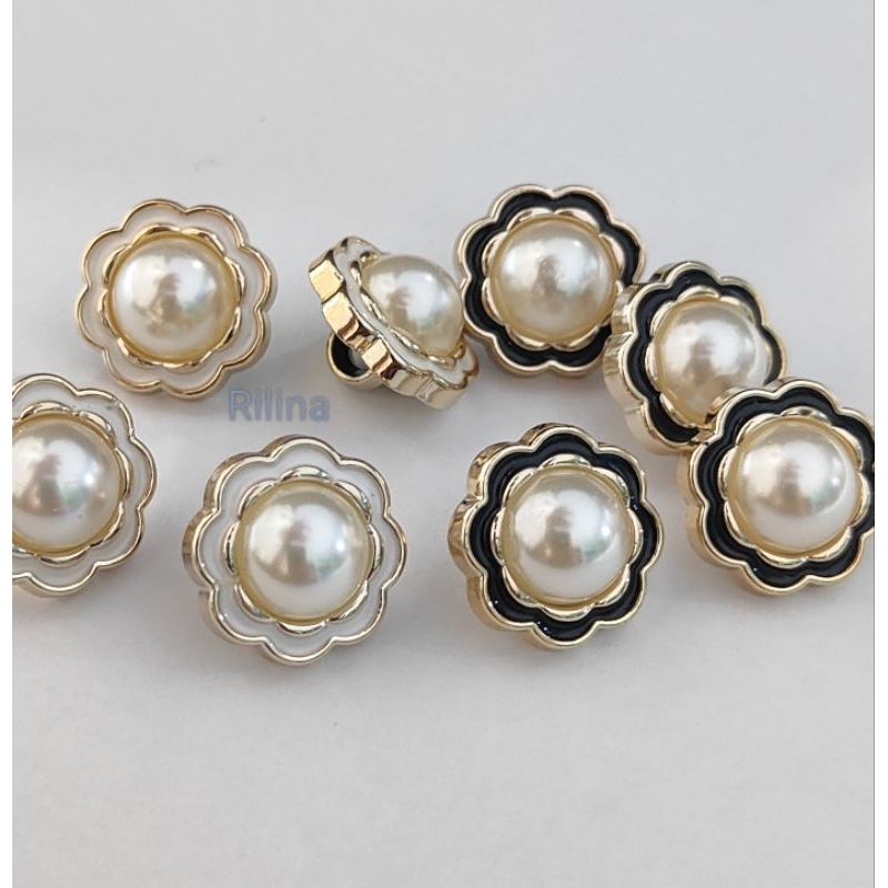 Jual Kancing mutiara Mewah bunga list putih hitam Ukuran 15 mm 25 pcs ...