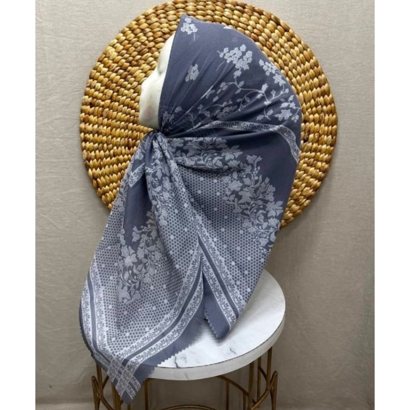 Jual HIJAB SEGI EMPAT VOAL MOTIF BUNGA ABU KOMBI PUTIH | Shopee Indonesia