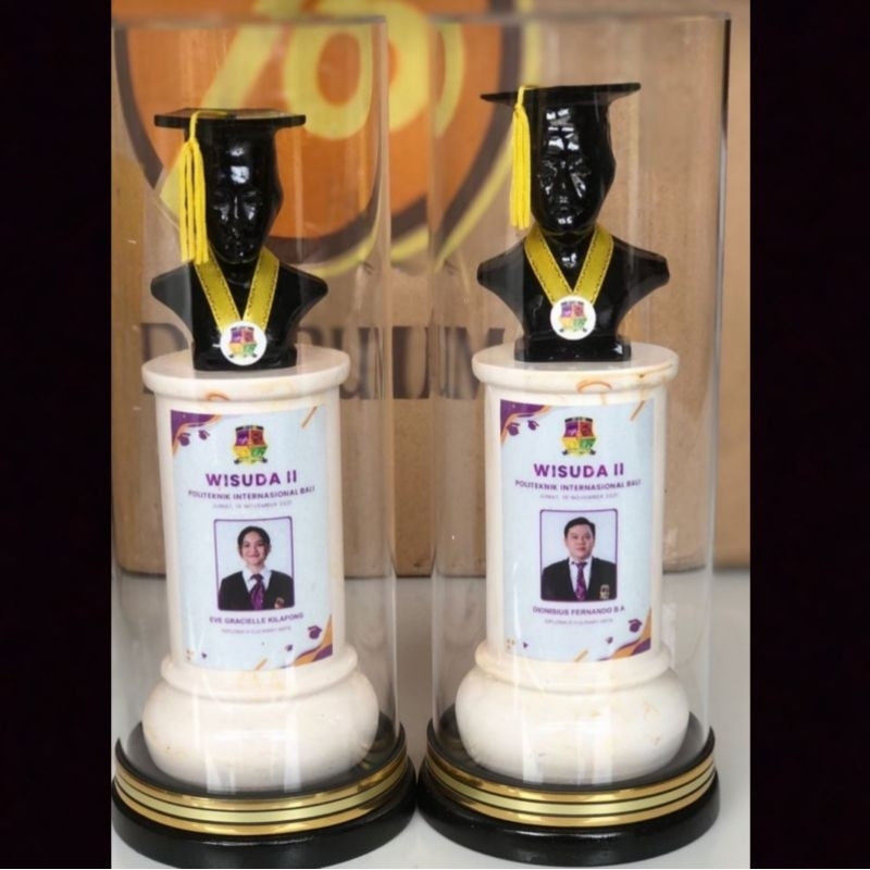 Jual Patung Wisuda Satuan Komplit Free Mika Kado Hadiah Wisuda Patung ...