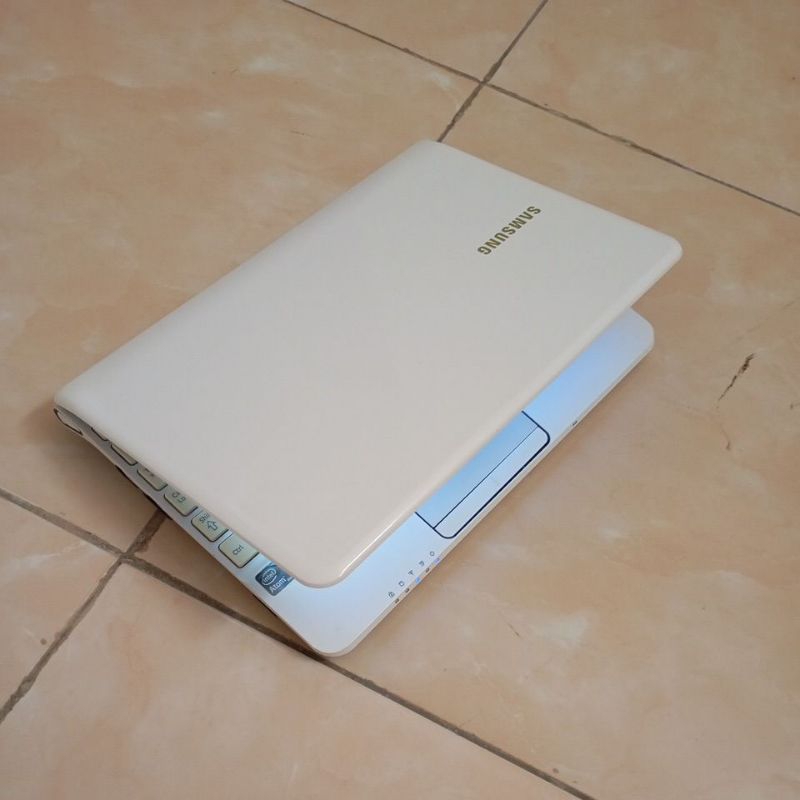 Jual laptop netbook second samsung 10 inch slim murah normal semua siap ...