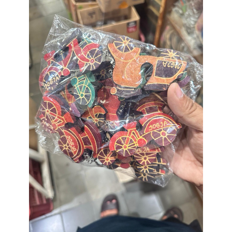 Jual Gantungan kunci becak kayu lukis 1 kodi (isi 20 pcs) souvenir oleh oleh khas malioboro ...