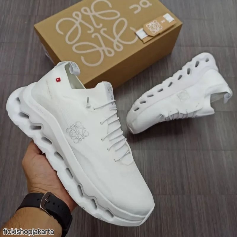 Jual SEPATU LARI OC ON RUNNING ON CLOUDTILT TRIPLE WHITE | Shopee Indonesia
